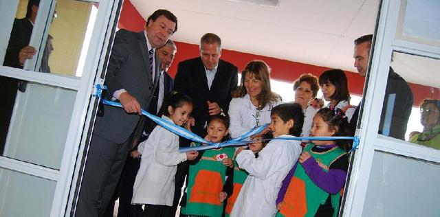 Weretilneck inauguró edificio escolar, obra de asfalto y ampliación de edificio municipal de ...